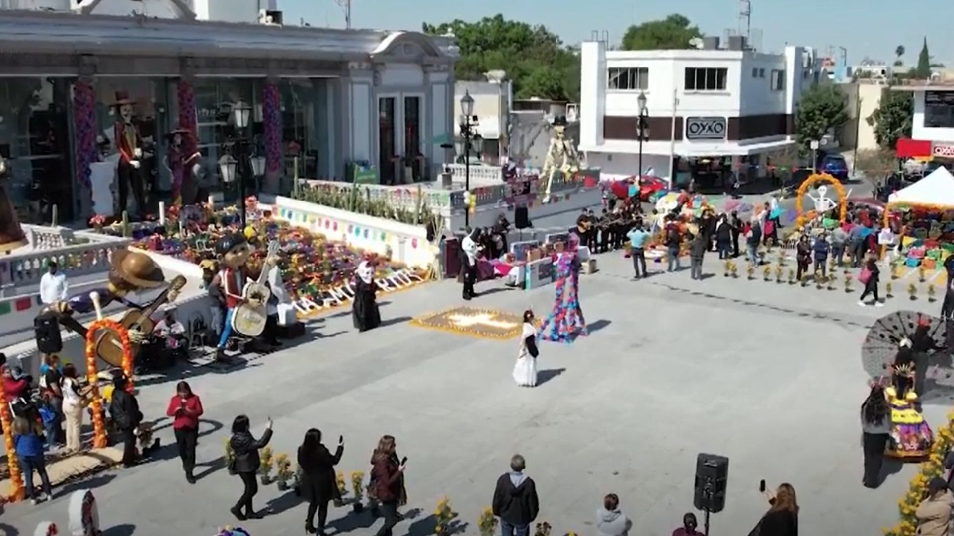 Realizan Altar de Muertos en Honor a Chabelo | N+