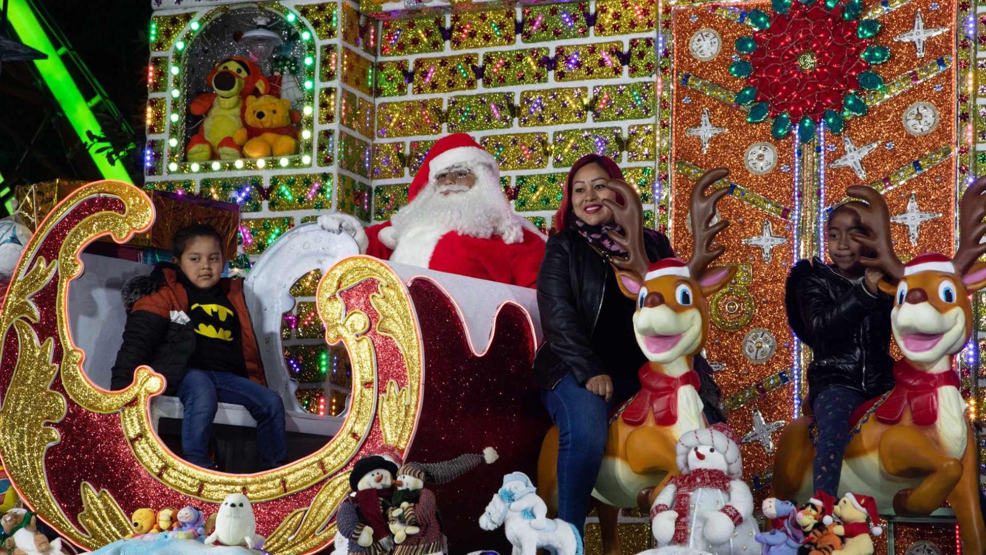 Familias Acuden a Tomarse la Foto con Santa en CDMX antes de Navidad | N+