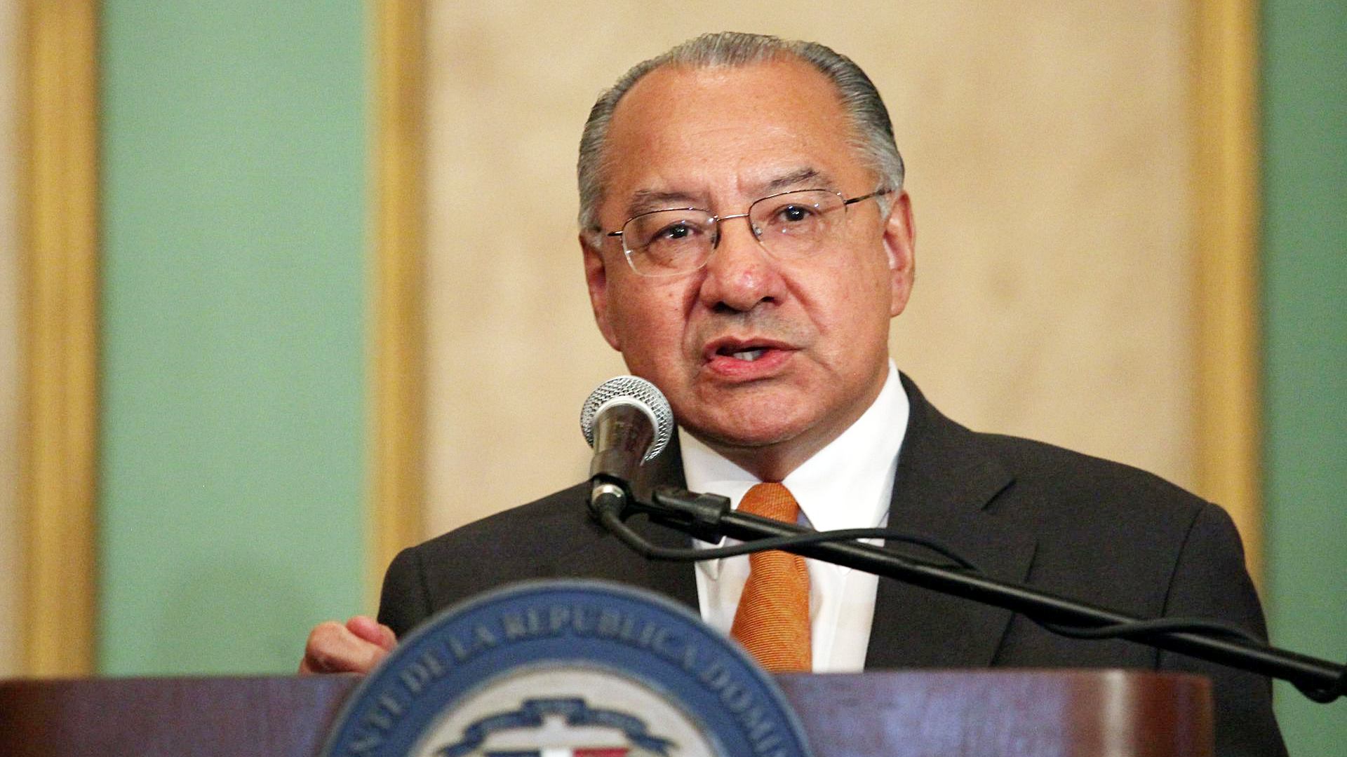 Detienen a Exdiplomático de EUA Manuel Rocha por Presunto Espionaje ...