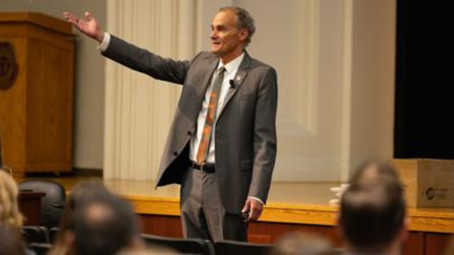 Rector de Universidad en Wisconsin es Despedido por Grabar Videos Porno ...