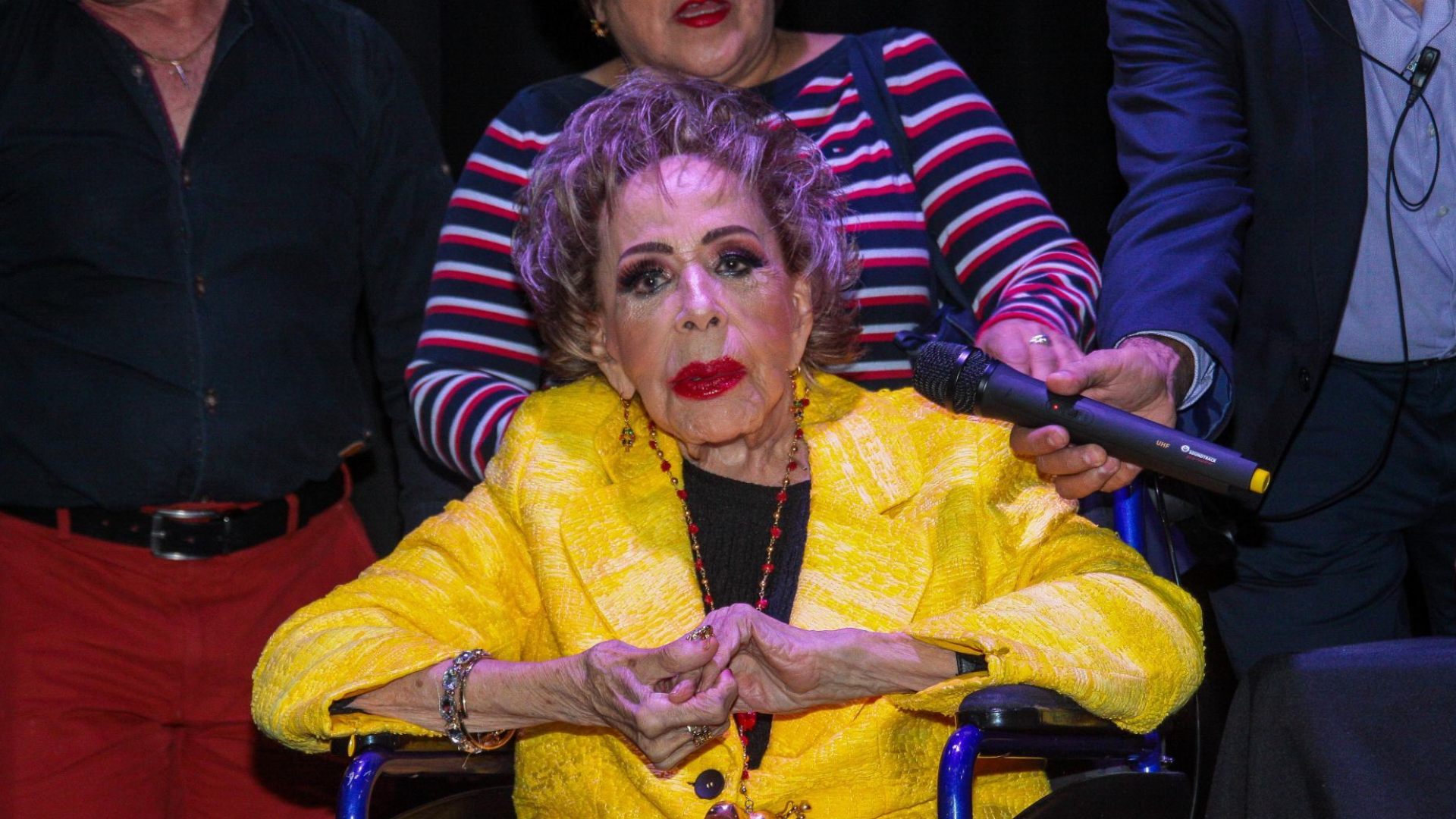 Internan a la Actriz Silvia Pinal por Problemas Respiratorios; la ...