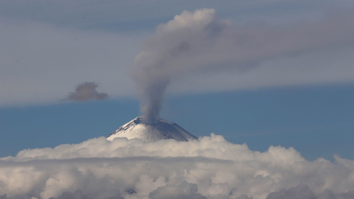 Cámara Capta Momento Exacto en que el Volcán Popocatépetl Emite ...