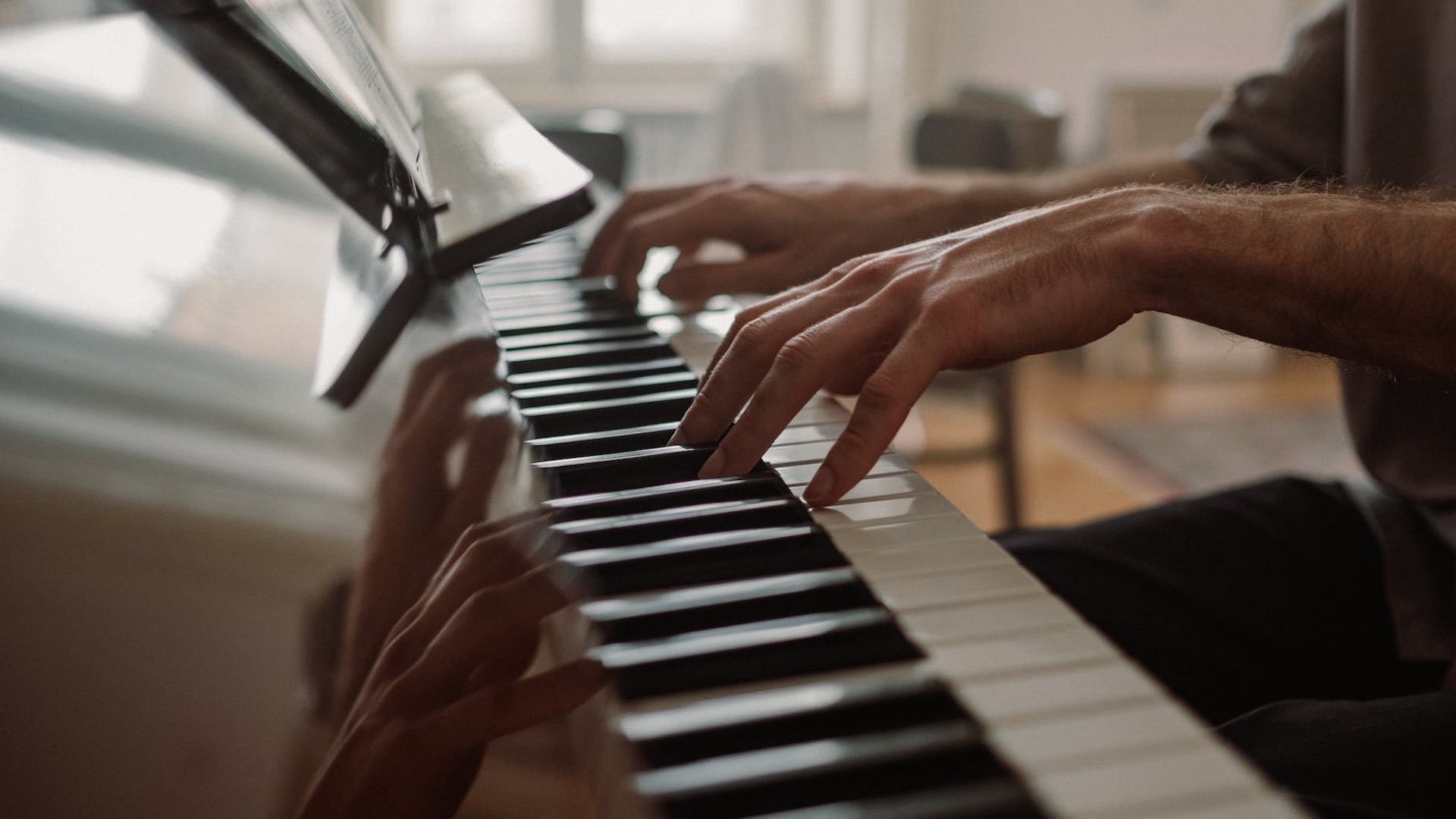 Tocar un Instrumento Musical Mantiene Sano el Cerebro en la Tercera ...