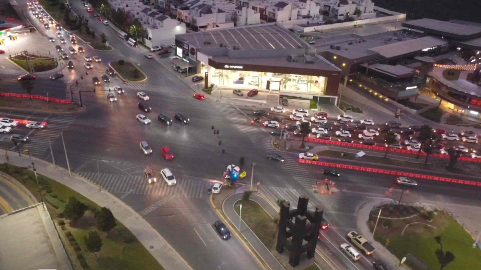 Cierran Carriles por Obra Vial en Paseo de Los Leones reporte vial monterrey avenida tráfico ...