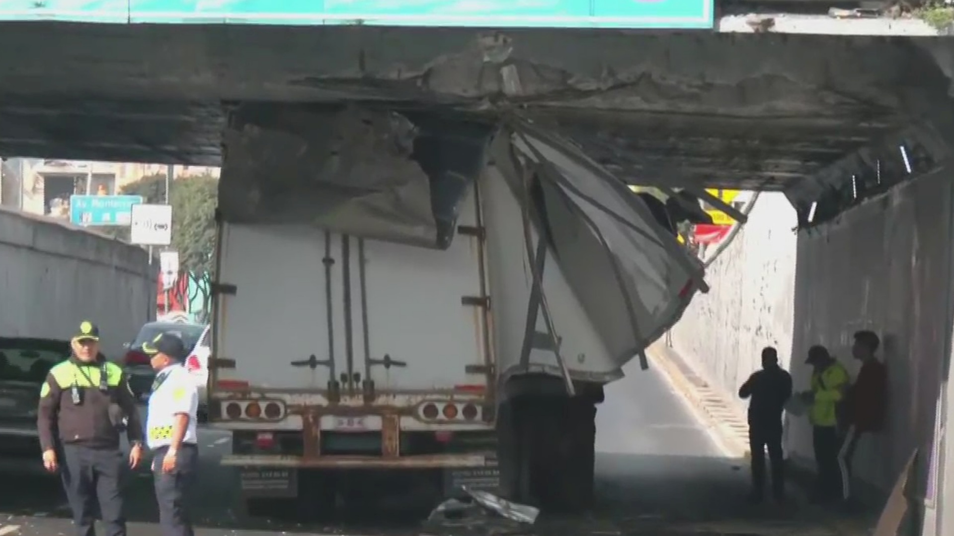 Tráiler Atorado Bajo Puente Afectó Tránsito en Viaducto Miguel Alemán | N+