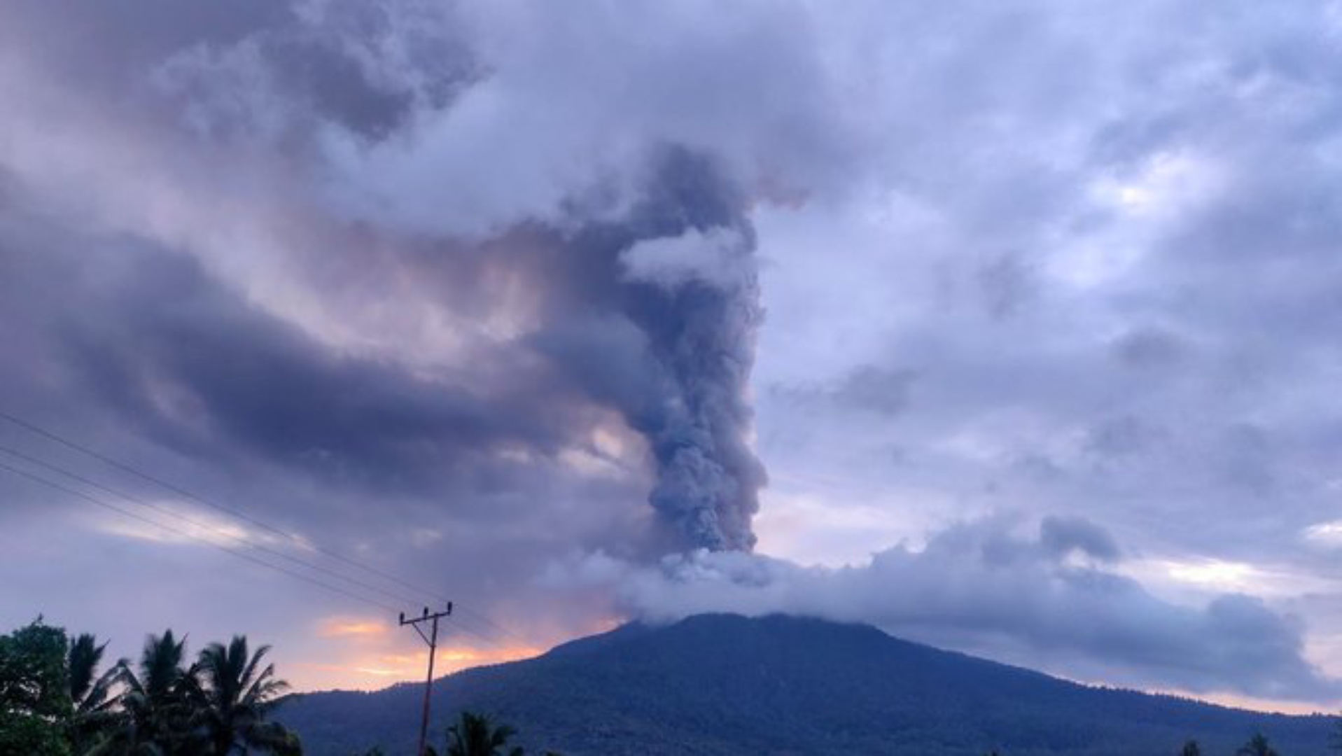 Indonesia Eleva al Máximo Alerta por Posible Erupción de Volcán ...