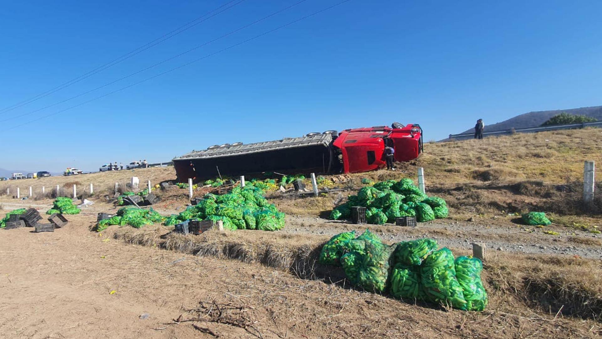 Rapiña de Toneladas de Chiles tras Volcadura de Camión en Hidalgo | N+