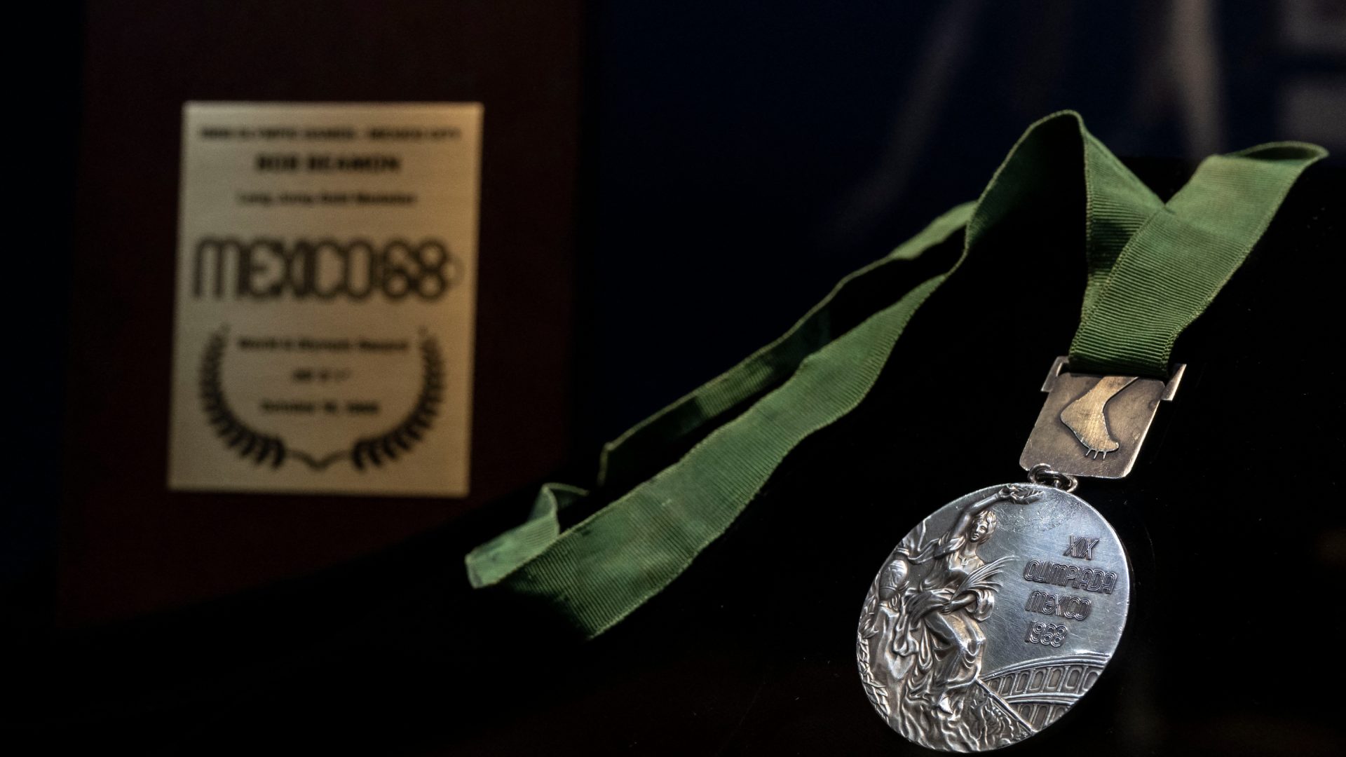 Venden en 441 Mil Dólares Medalla que Ganó Bob Beamon en México 68 | N+