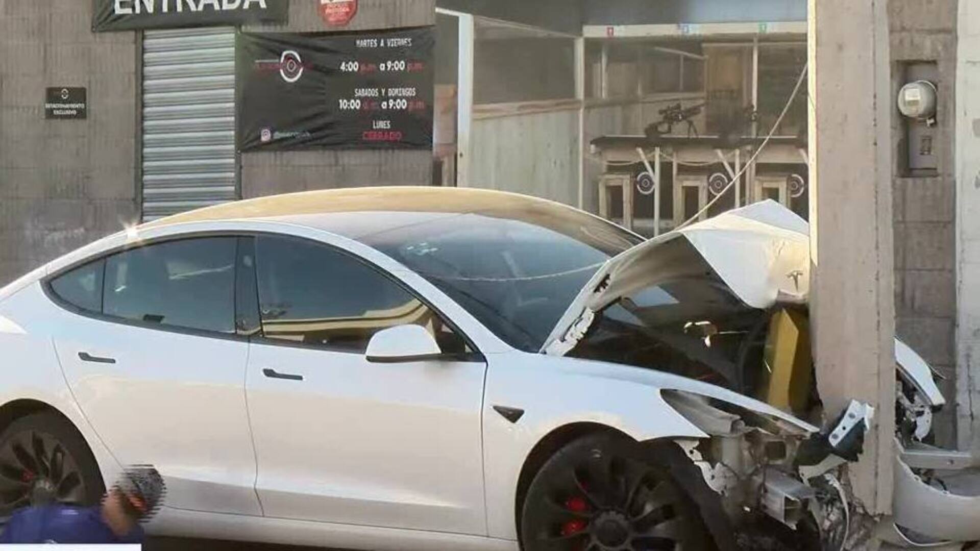 Conductor Destroza su Tesla al Estrellarlo Contra un Poste de Concreto | N+