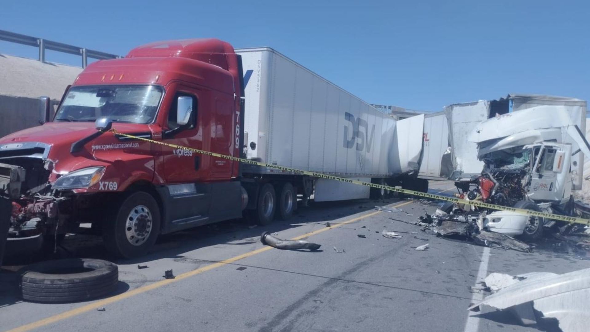 Choque de Tráilers en Carretera Libre Monterrey-Laredo Deja un Muerto | N+