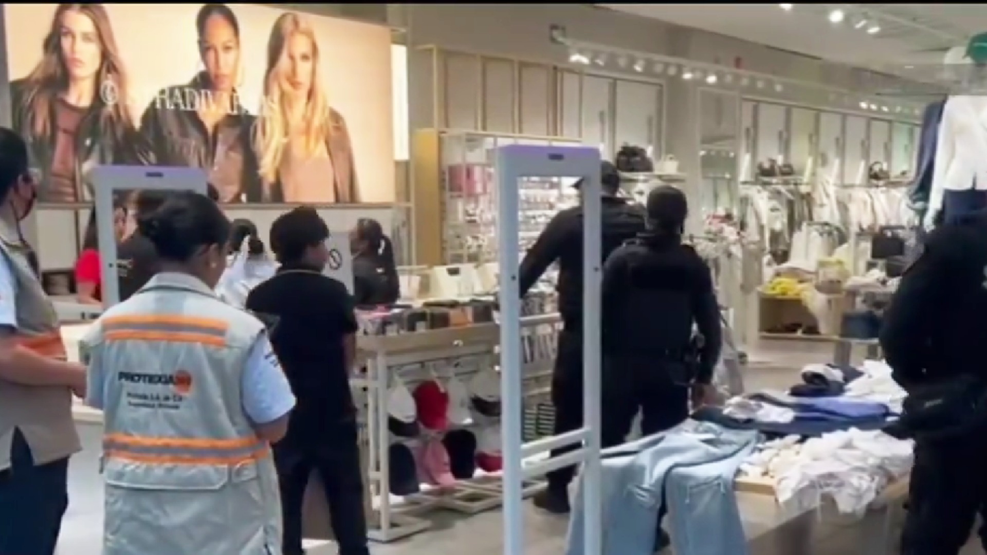Ladrones Evaden Seguridad y Roban Tienda de Ropa en Plaza Comercial de ...