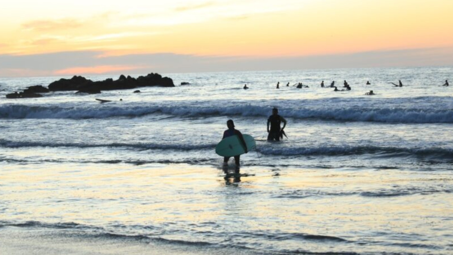 Amantes del Surfing Llegan a Playa Zicatela en Oaxaca | N+
