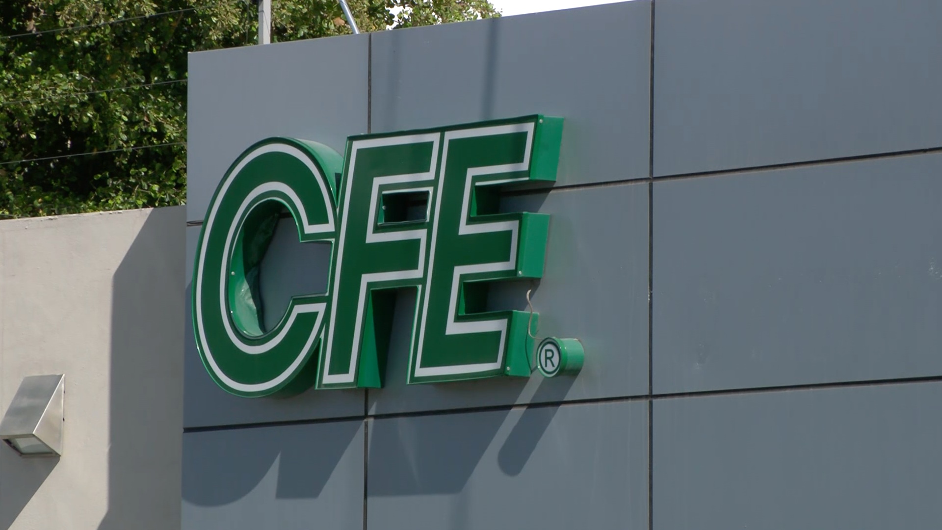 ¿Qué Son y Cómo Evitar los "Recibos Locos" de la CFE Este Verano? | N+