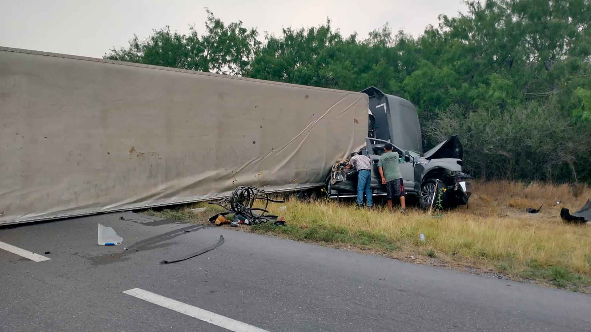 Tráiler Vuelca Sobre Camioneta En Carretera Reynosa San Fernando N
