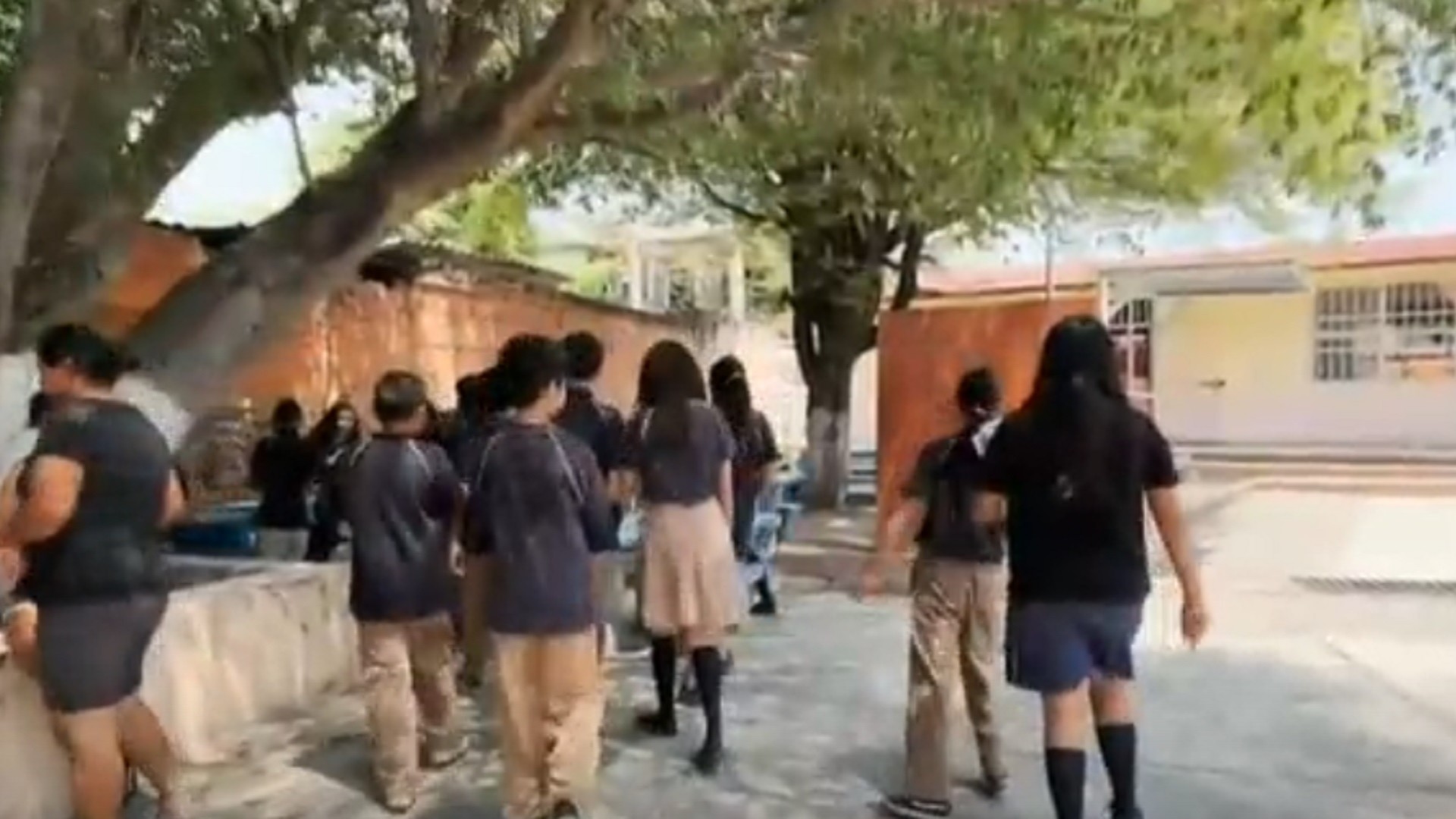 Salones se Vuelven Insoportables por el Calor: Alumnos Toman Clases ...