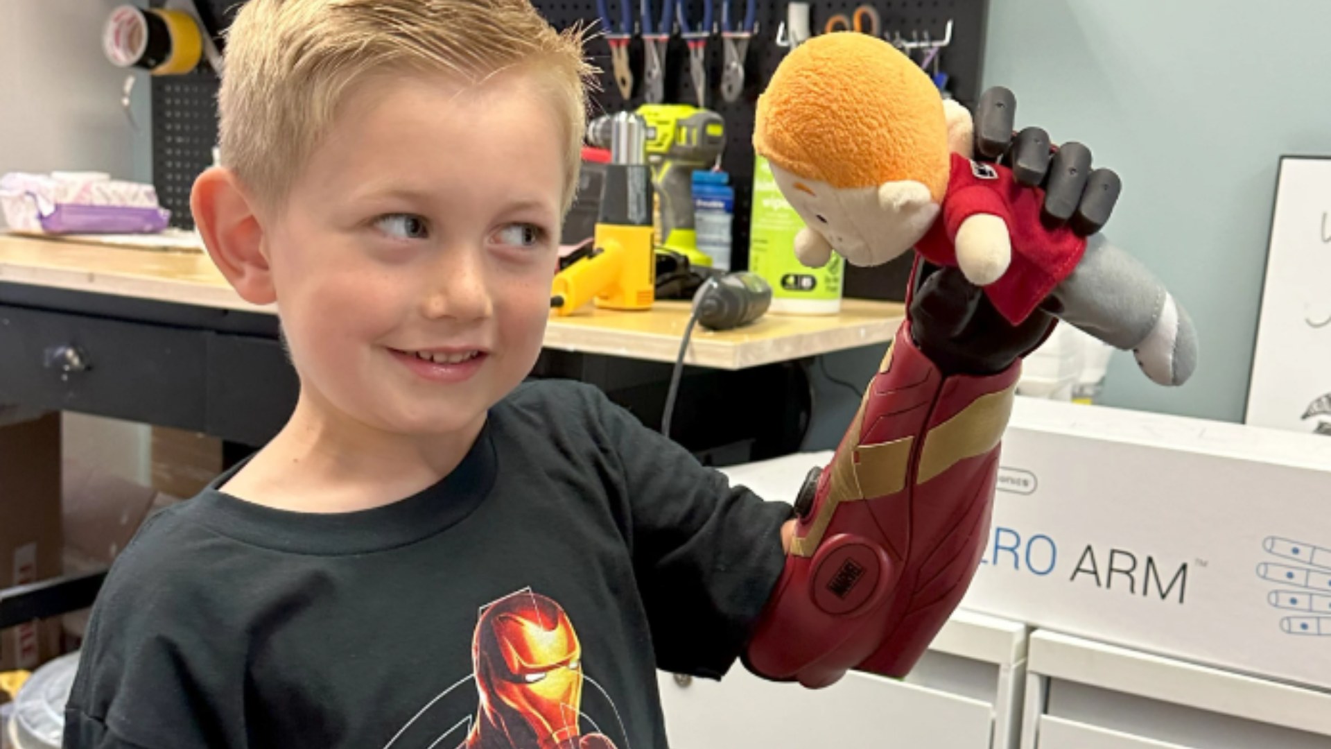 Hero Arms: Dan a Niño de 5 Años Poderoso Brazo Biónico de Iron Man; Así ...