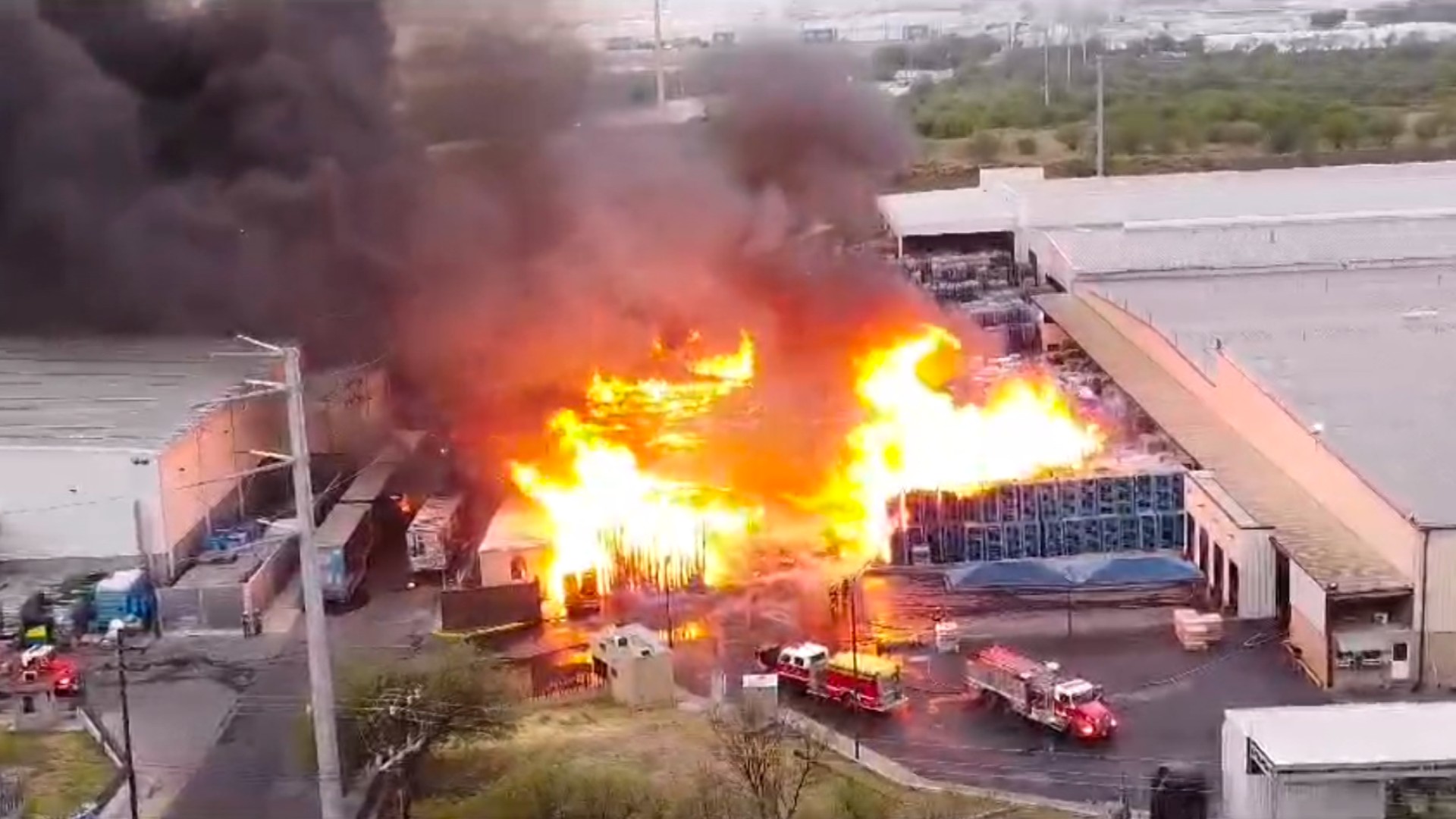 Incendio Consume Empresa Refresquera en Parque Industrial Monterrey | N+