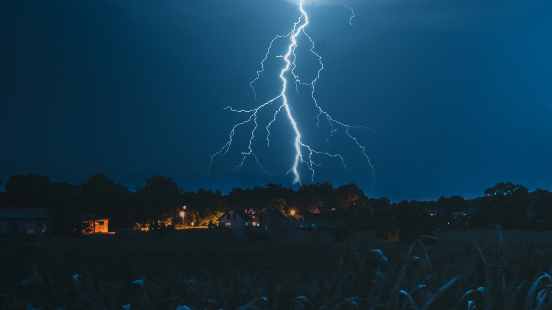 Rayo Cae a Casa y Mata a 3 Integrantes de una Familia | N+