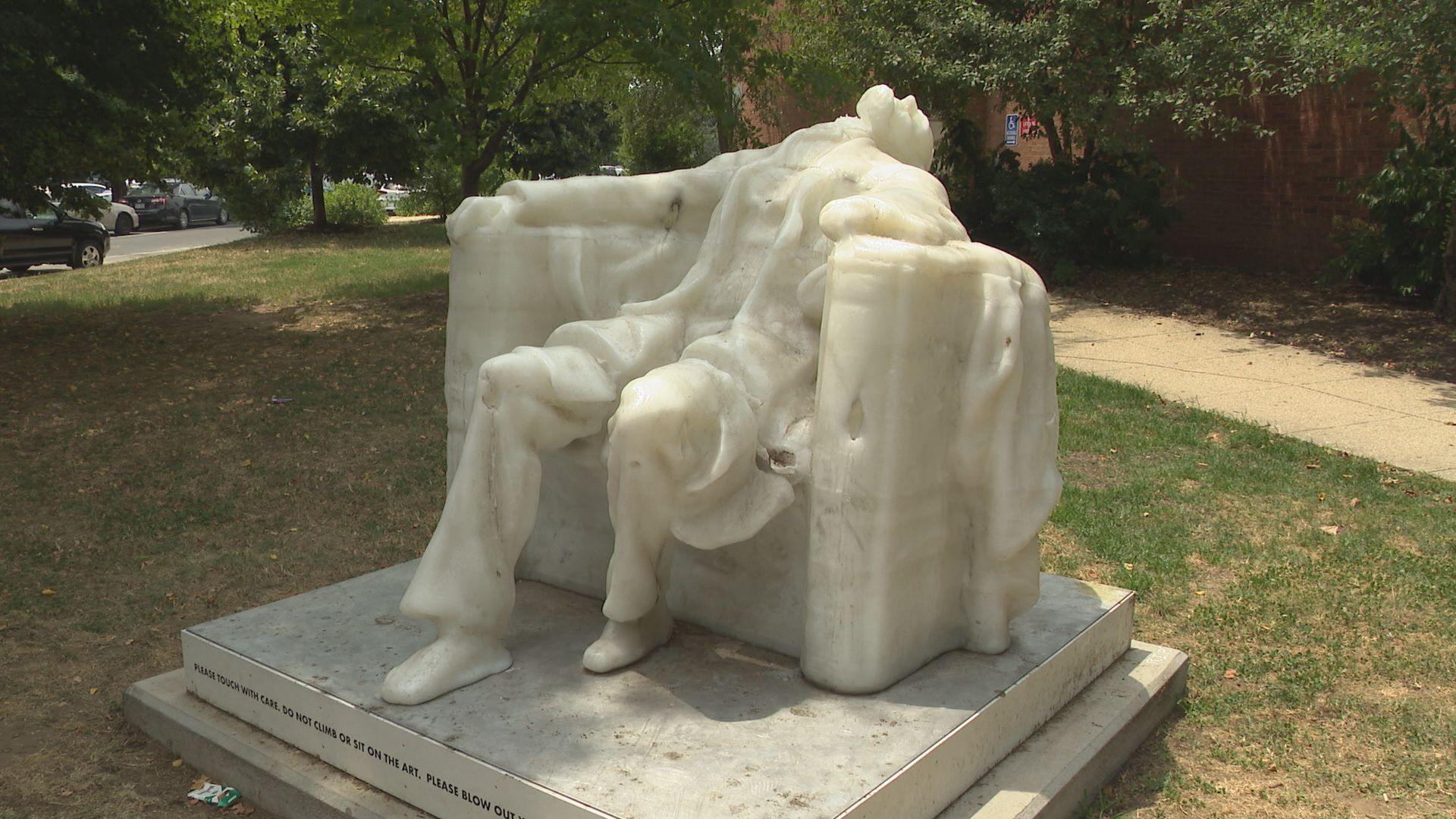 Viralizan Estatua de Cera de Abraham Lincoln Derretida por el Calor en ...