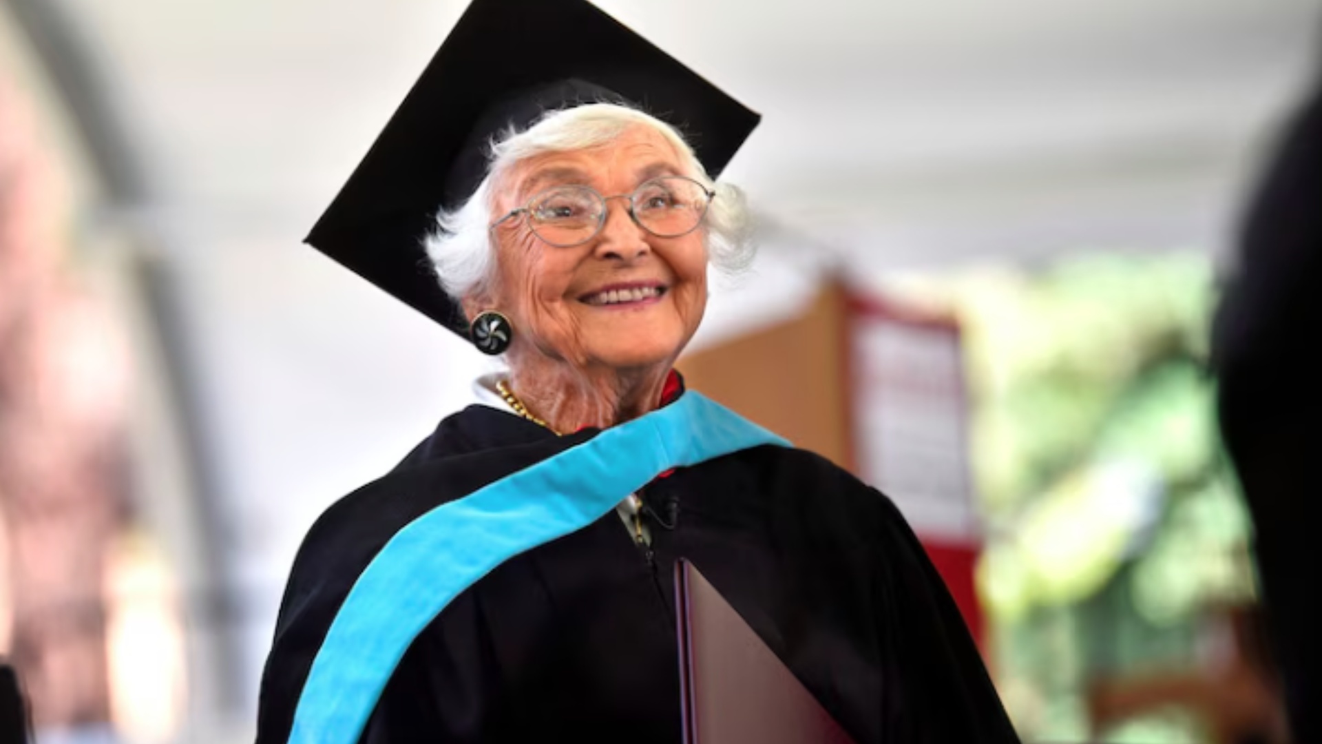 Abuelita de 105 Años Logra Graduarse de Maestría que Inició antes de la ...