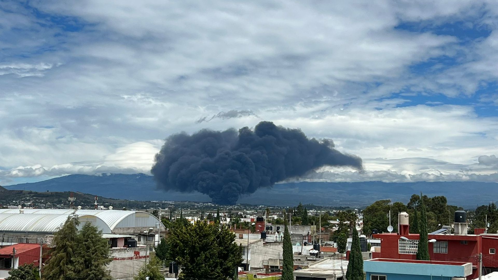 Explosión de Taller y Tracto-camión Provoca Gran Incendio en Puebla | N+