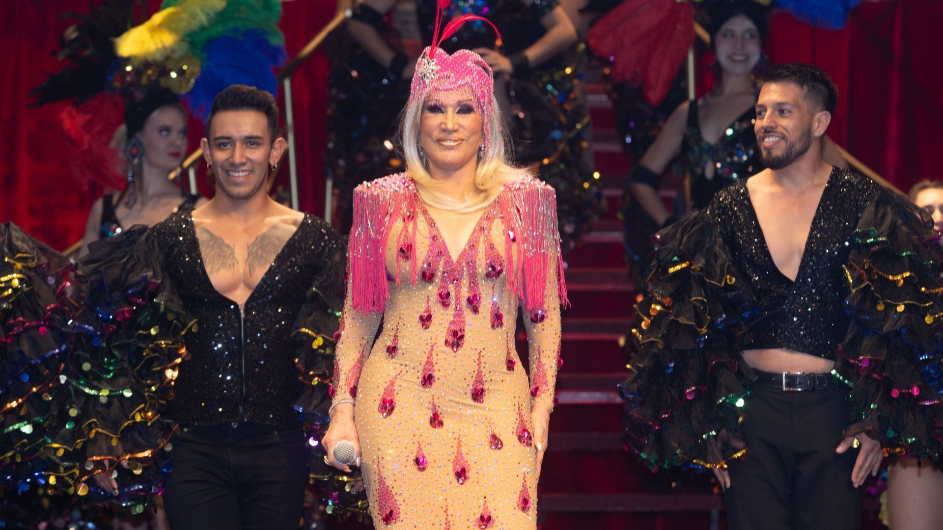 Laura León Descubre a Su Novio Vestido de Mujer… y Continúa con Planes ...