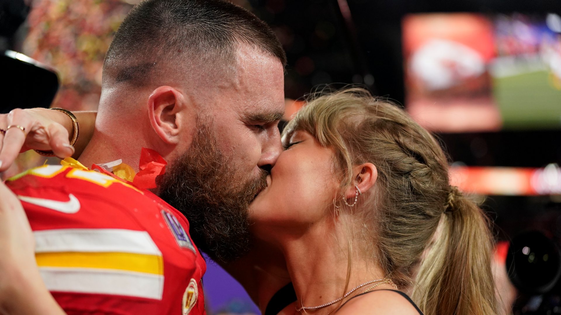 ¿Cómo se Conocieron Taylor Swift y Travis Kelce? Pulsera Inició Historia de Novios | N+