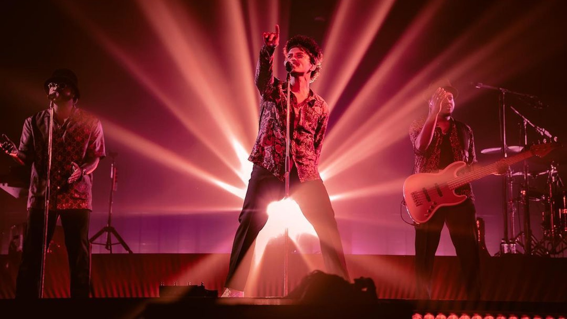 Bruno Mars Espectacularmente Sensual Canta en Español en Primer ...