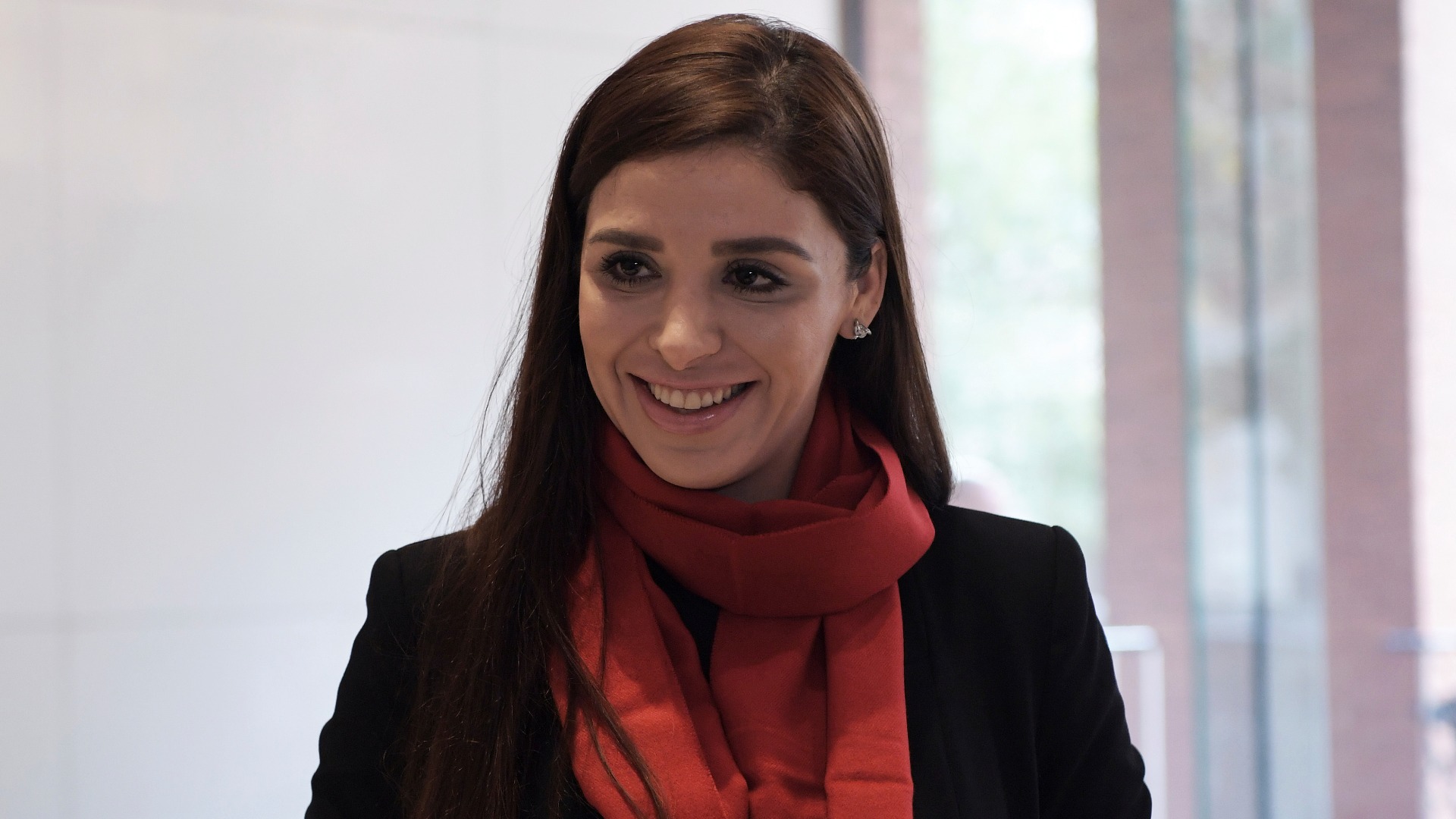 Emma Coronel Debuta como Modelo en Video Musical | N+