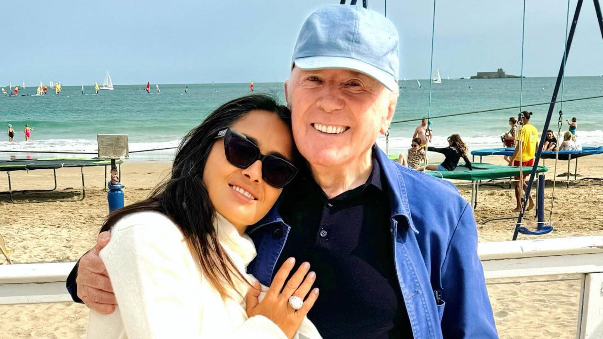 ¿Salma Hayek y Joe Biden en la Playa? Foto Causa Confusión entre los ...