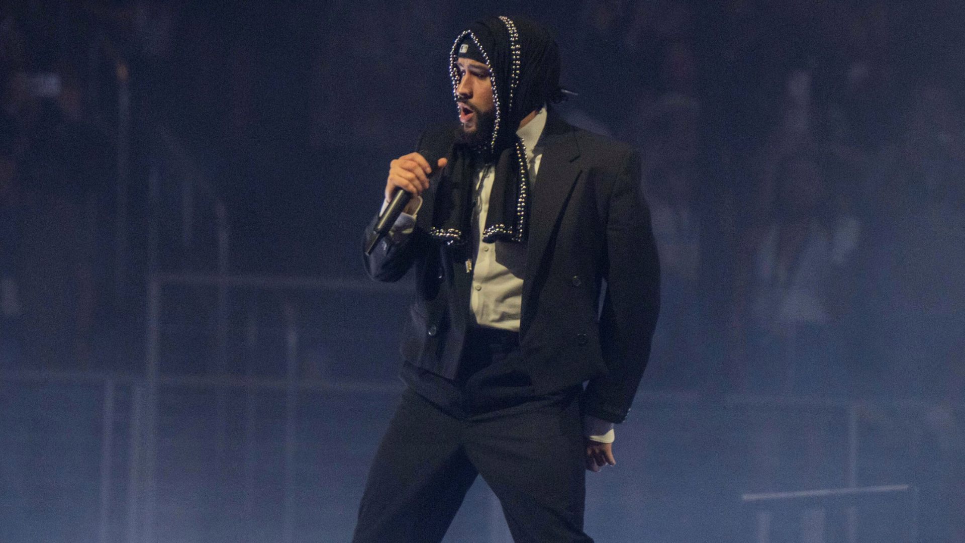 Bad Bunny Recuerda con 'Una Velita' a Víctimas del Huracán María | N+