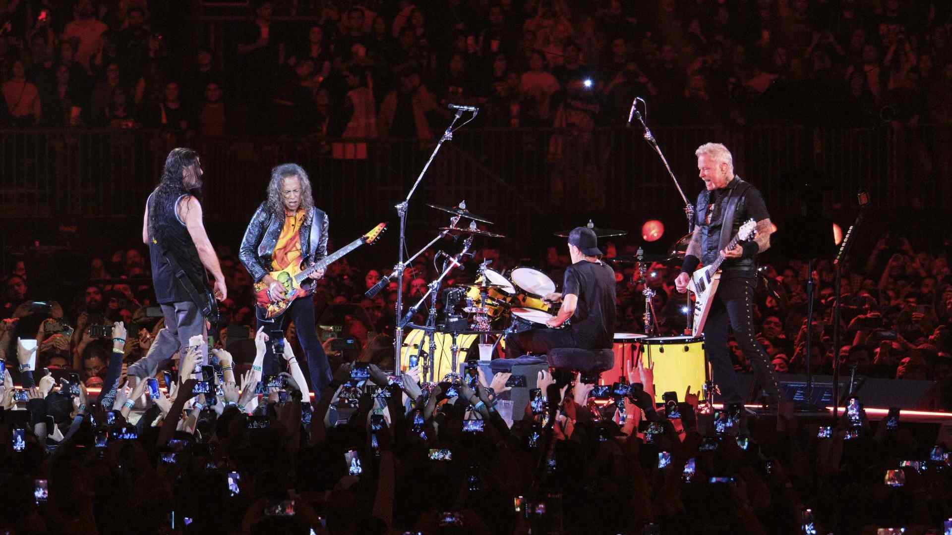 Metallica Pone a Bailar a sus Seguidores con ‘La Chona’ Durante Concierto en México | N+