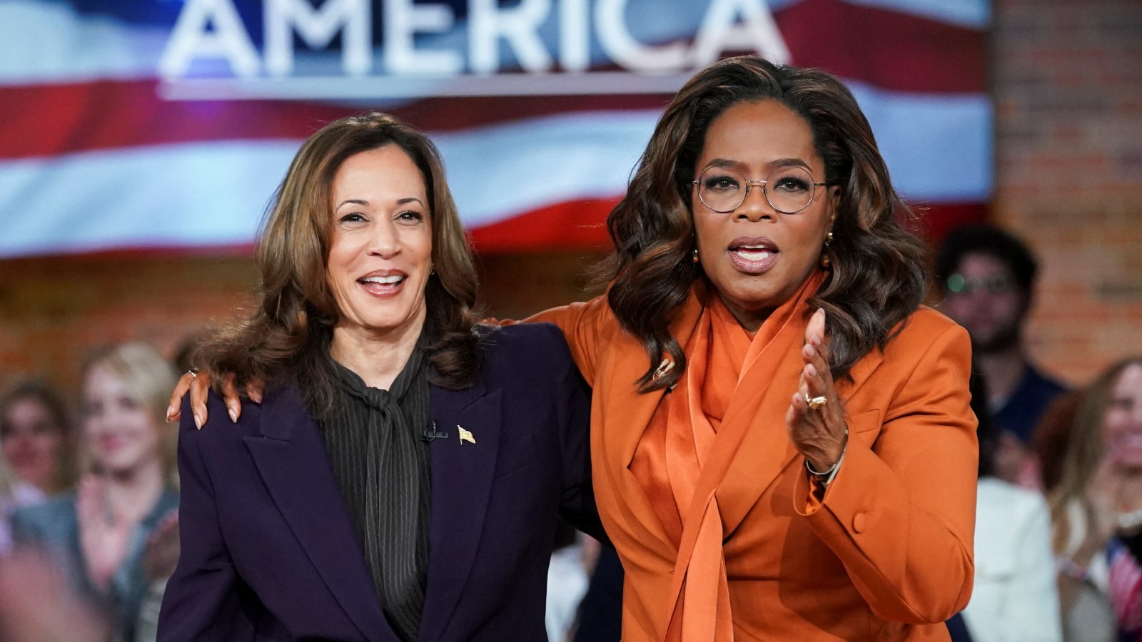 Harris Se Acerca a Oprah Winfrey para Convencer a Electorado ...