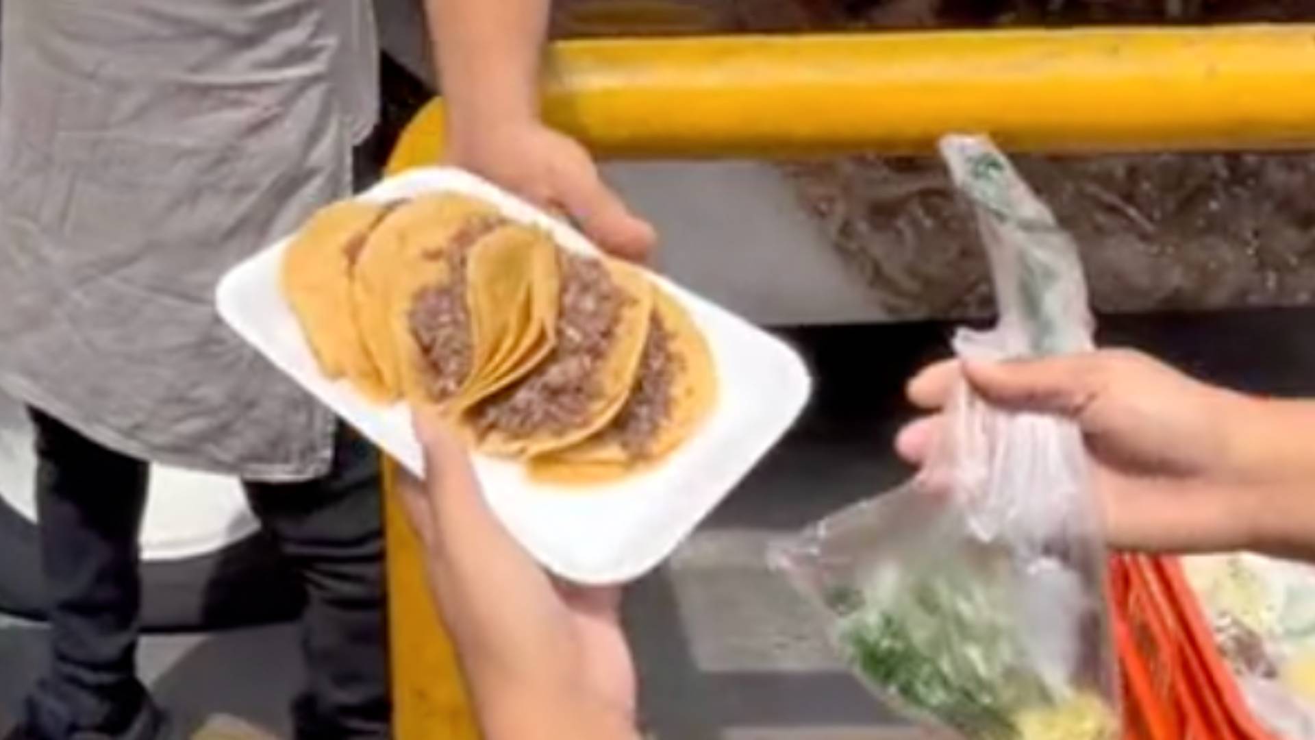 Taqueria Regala Comida a Familiares de Pacientes de Clínica 21 del IMSS ...