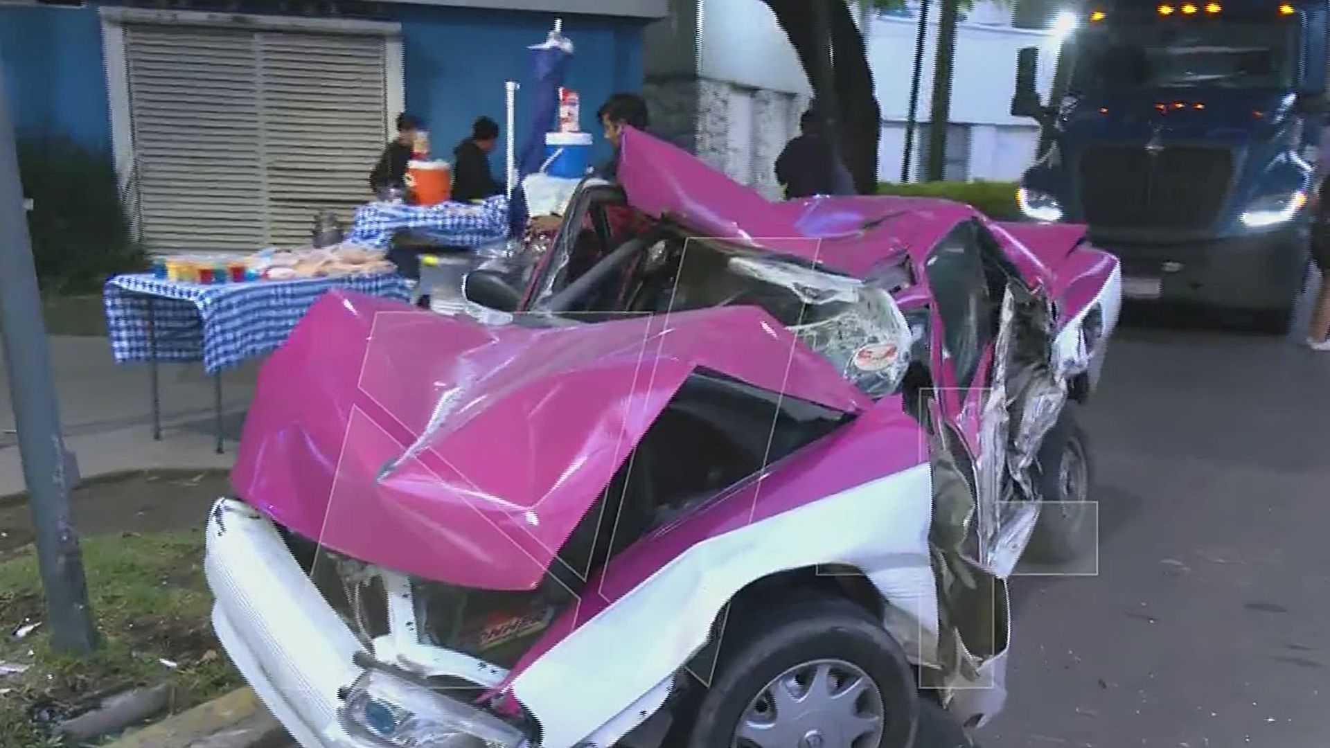 Tráiler Aplasta Taxi en Avenida de Iztapalapa, CDMX; Taxista se Salva ...