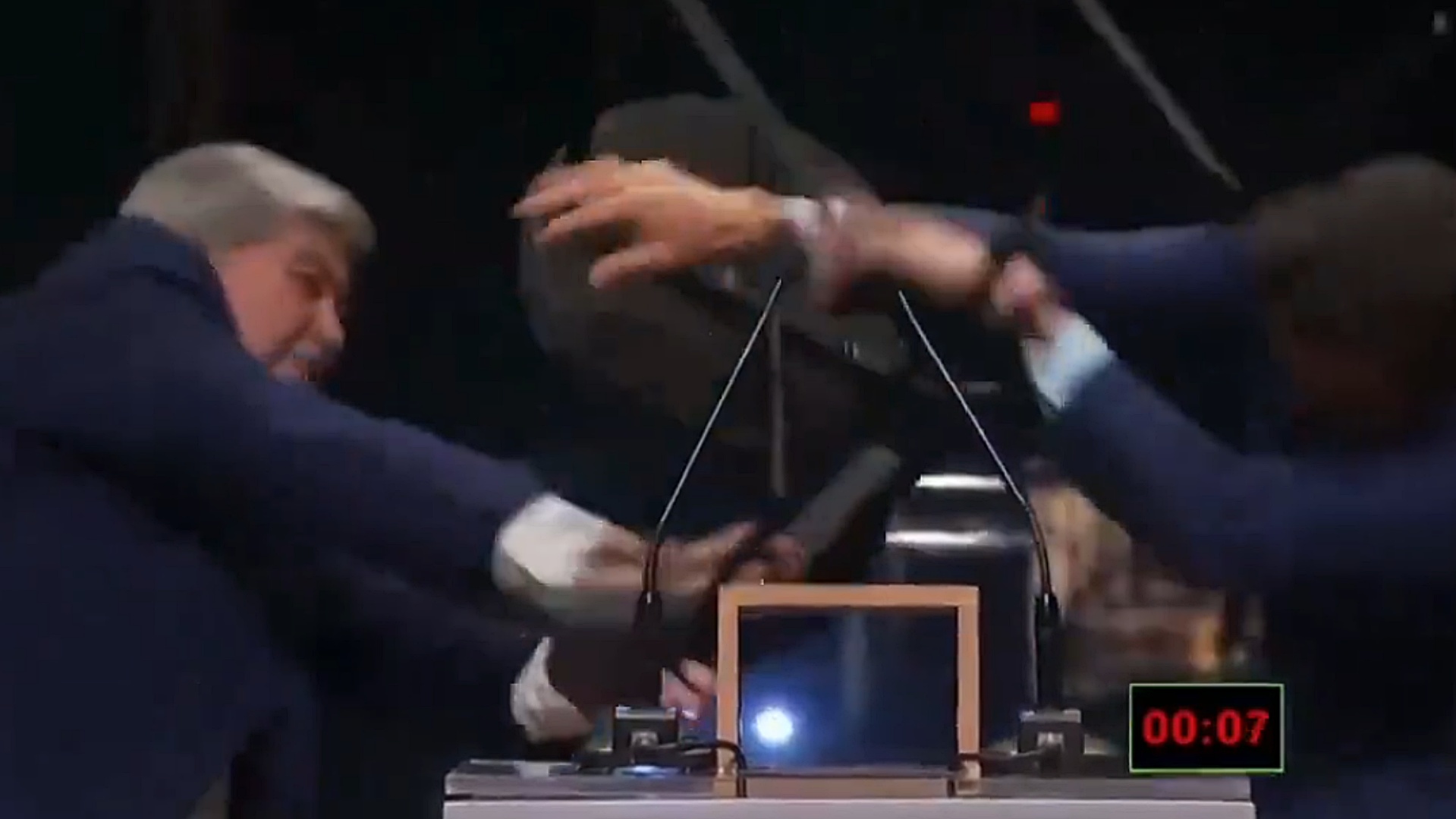 Video del Momento Exacto en que Candidato Da Sillazo a Opositor Durante ...