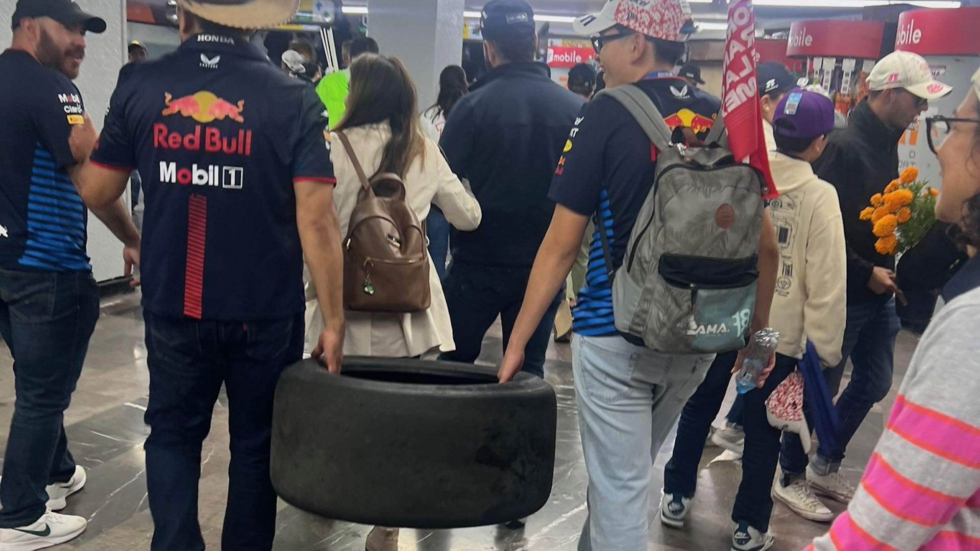 Gp México 2024 Fan Se Lleva En Metro Llanta De La Fórmula 1 Como