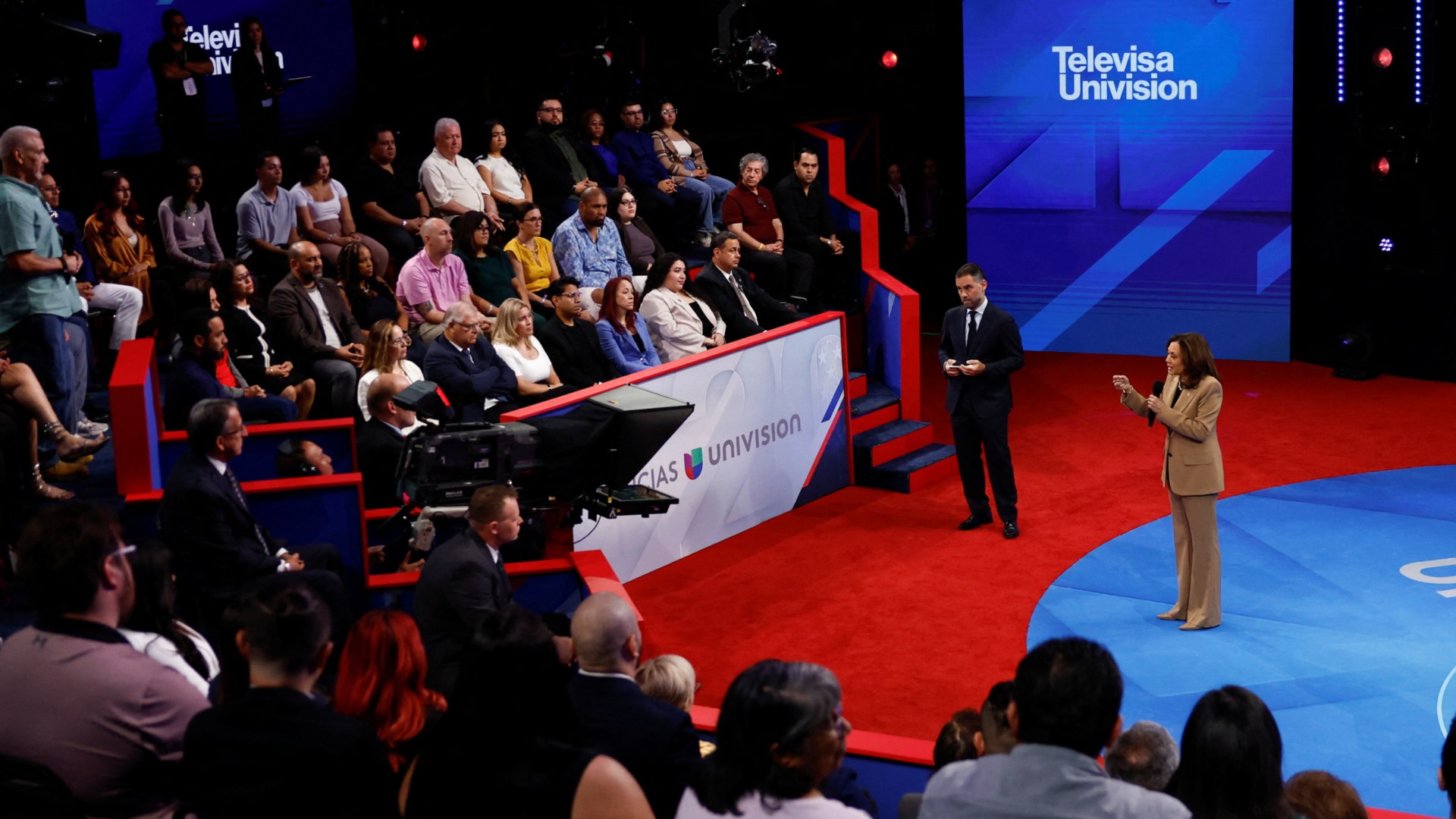 Kamala Harris con Enrique Acevedo en el Town Hall 'Los Latinos ...