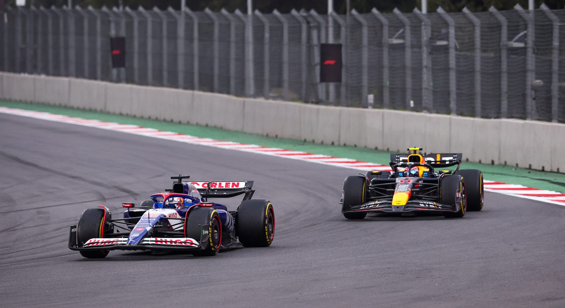 Liam Lawson se Disculpa con Checo Pérez por Pintarle Dedo Durante el GP ...