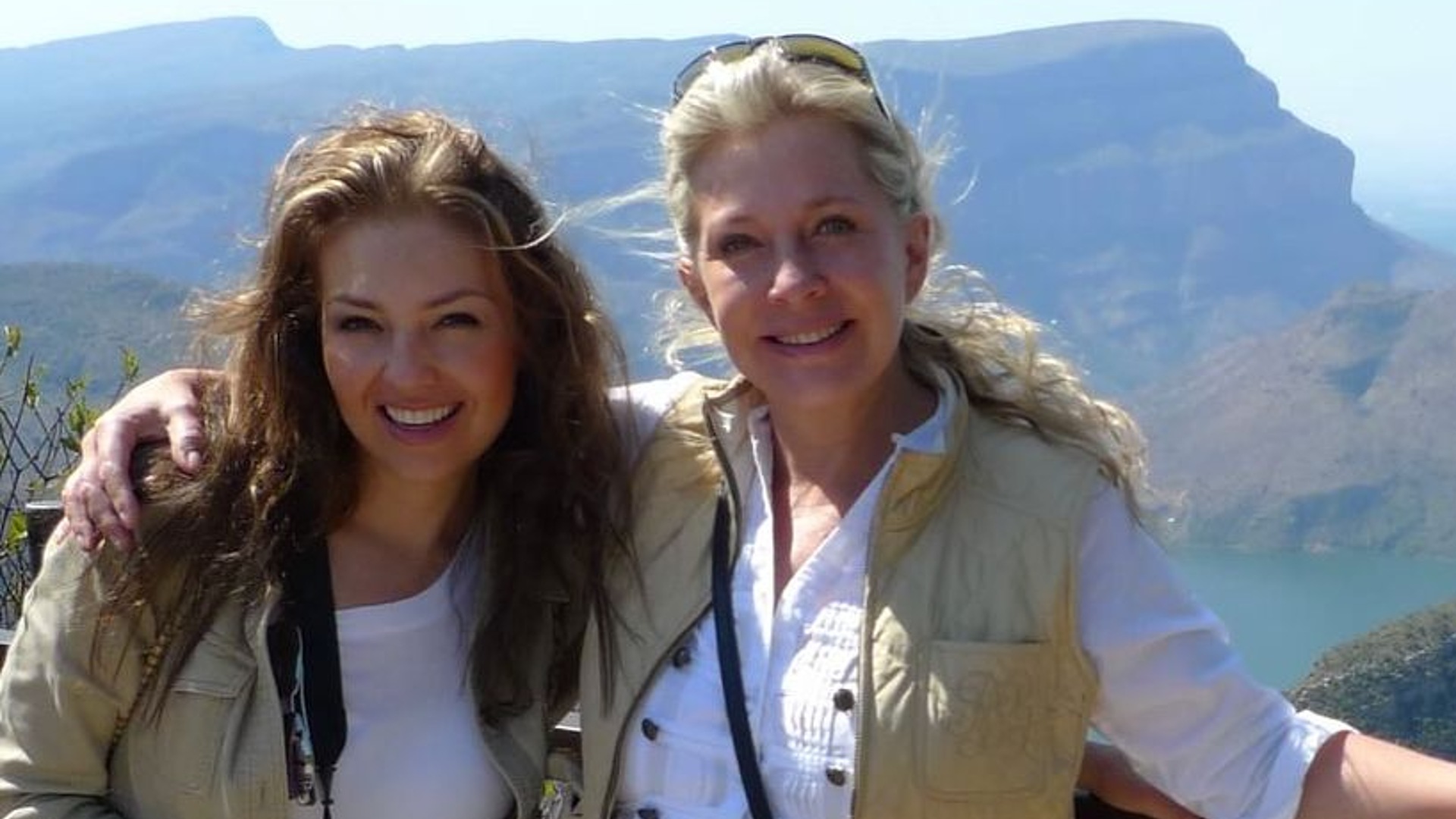 Exclusiva N+: Thalía Llega al Funeral de su Hermana Ernestina Sodi en ...