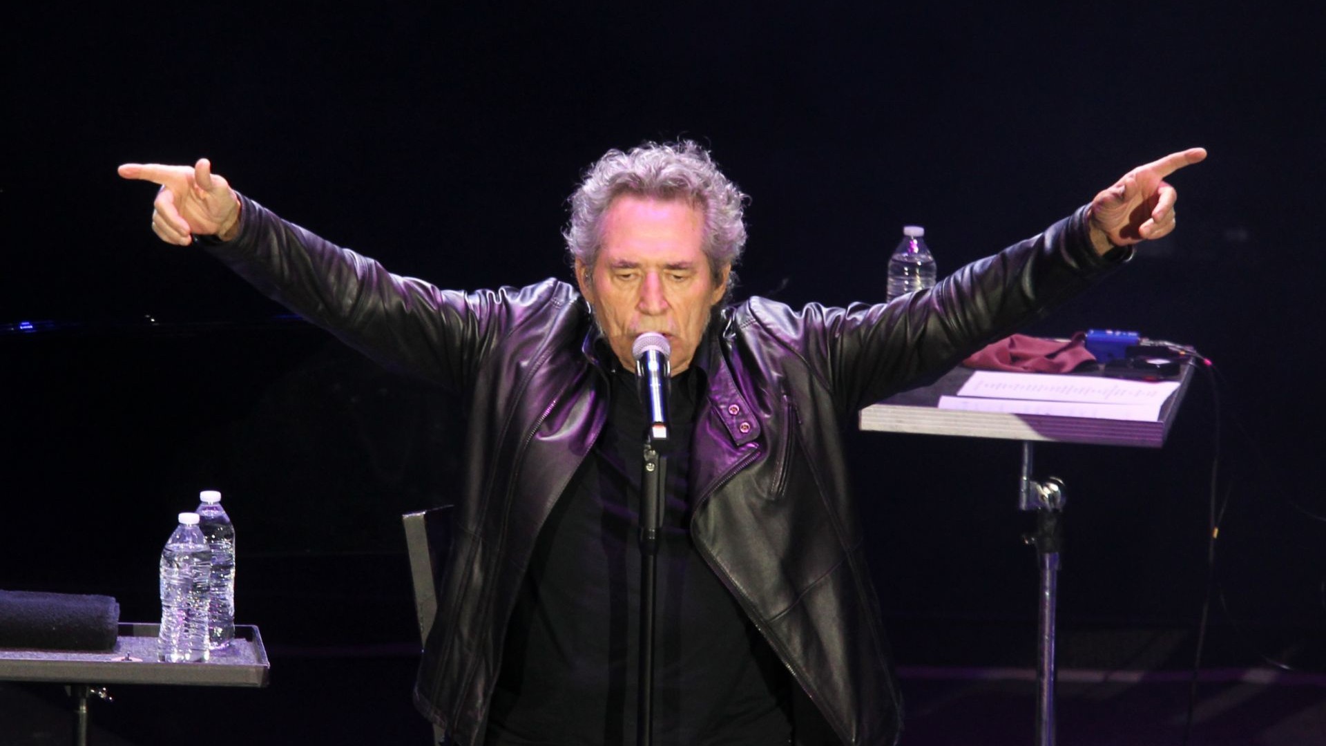 Video | Momento en que Miguel Ríos Cae Aparatosamente al Cantar ...