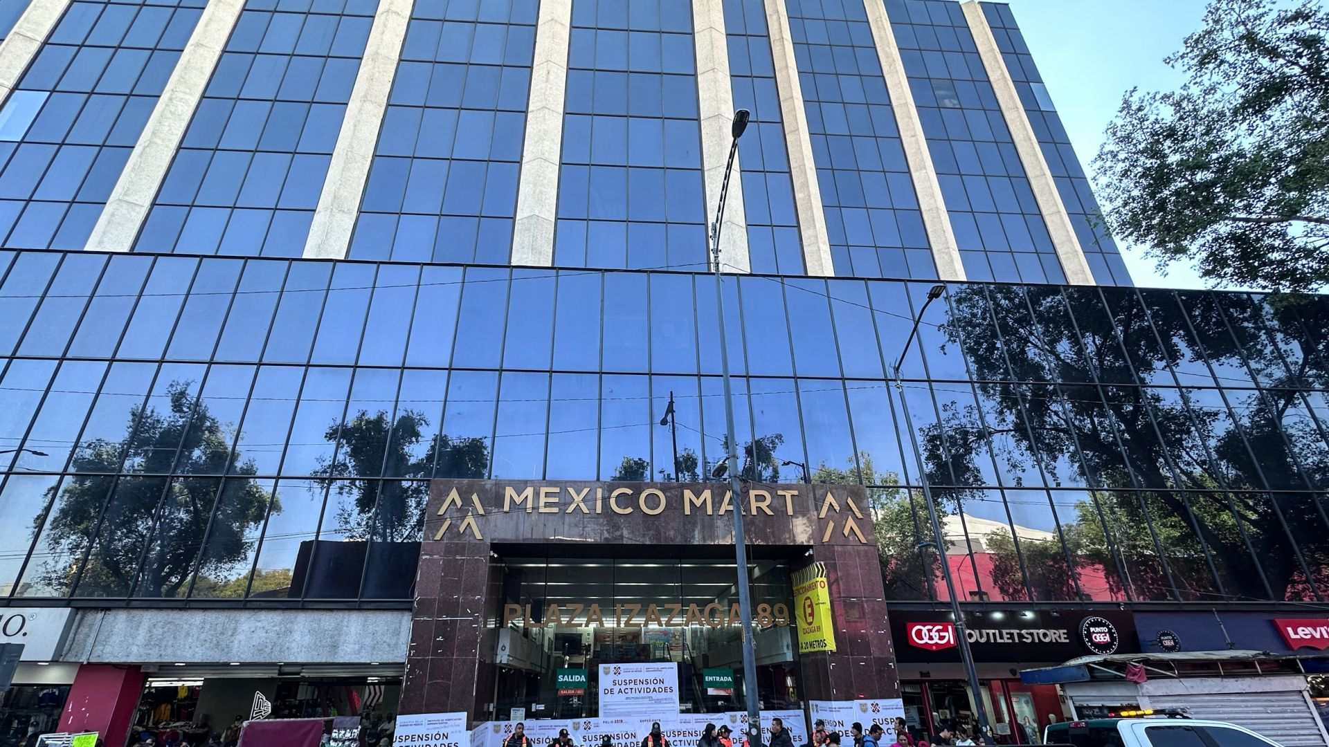 Comerciantes y Locatarios de Izazaga 89 Ingresan a Plaza Mart | N+