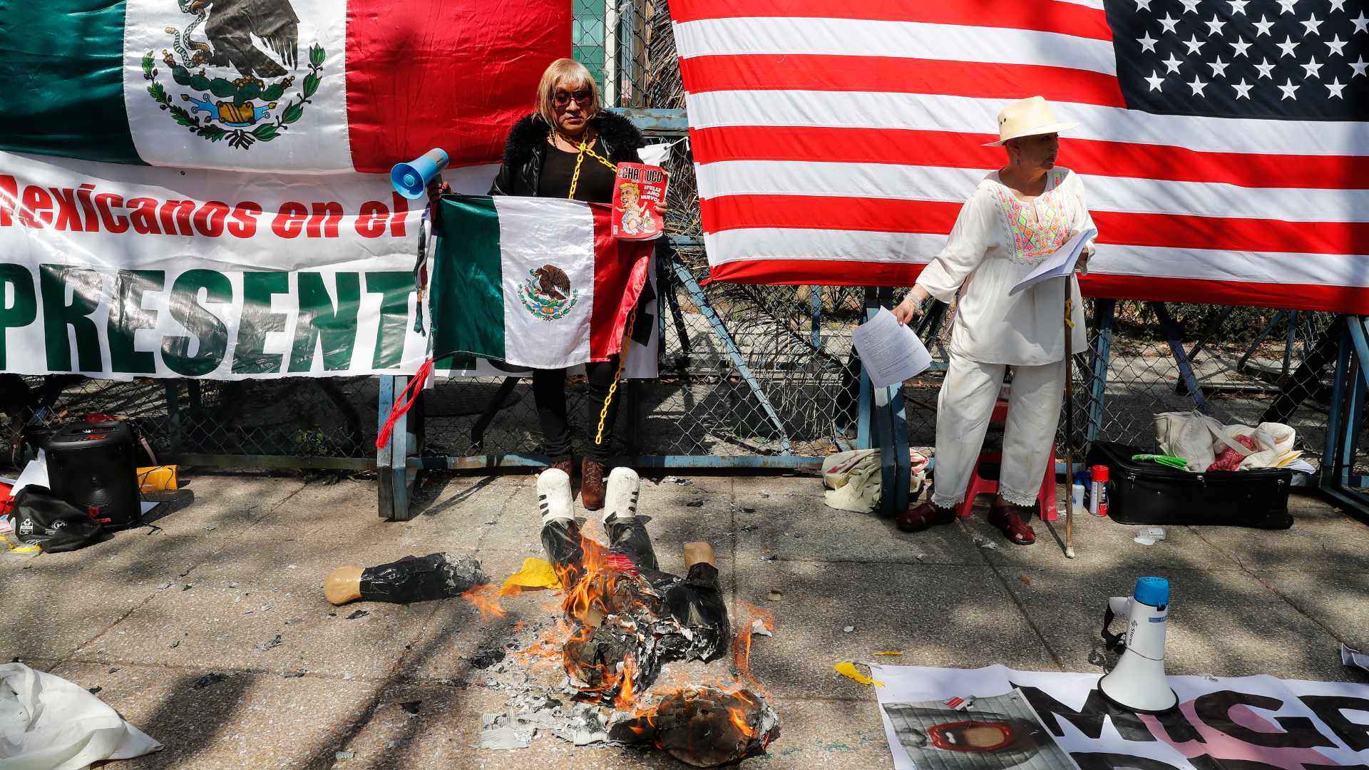Activistas Queman Piñata con la Figura de Donald Trump Frente a ...