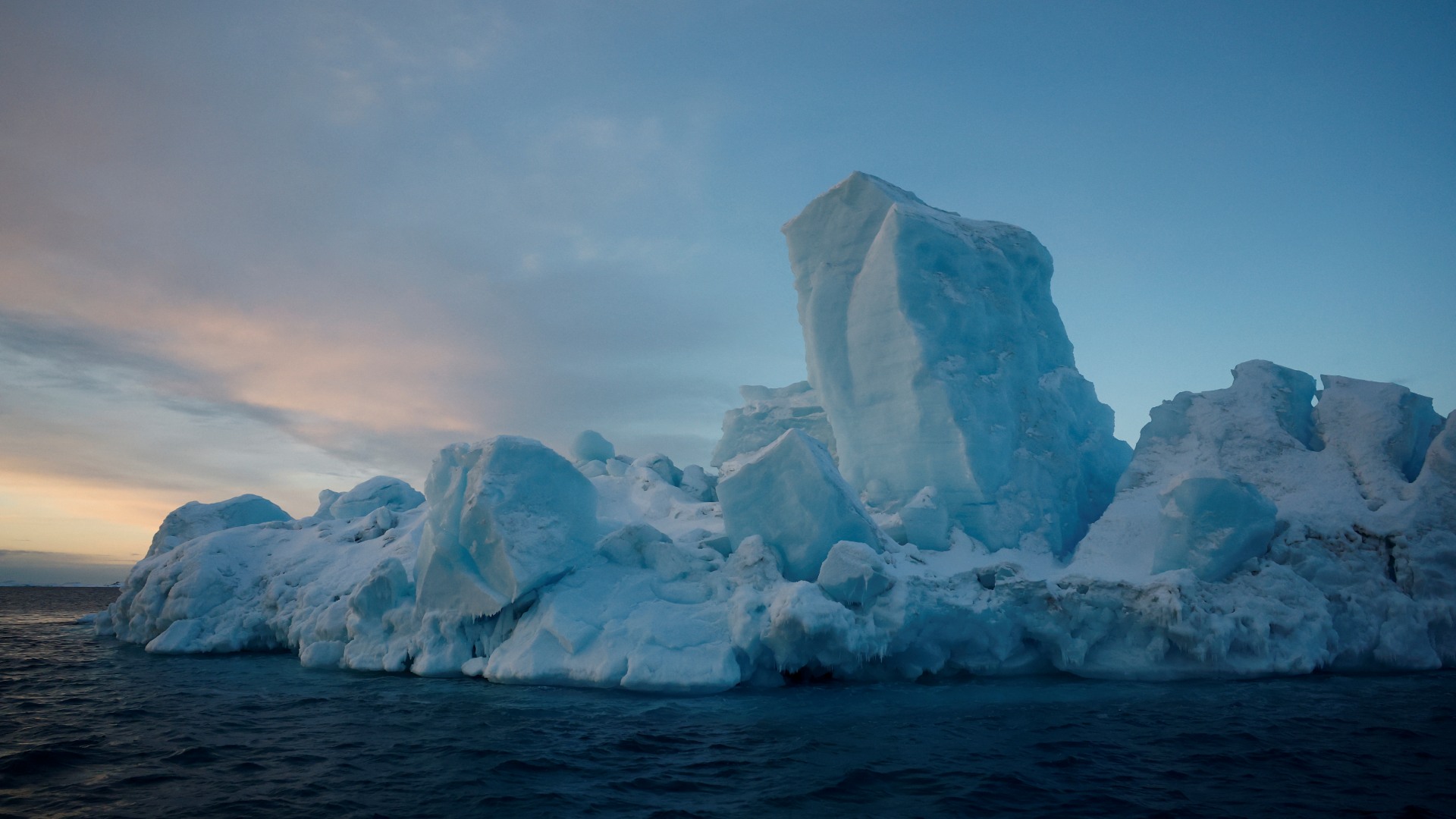 Mega Iceberg del Tamaño de Chicago Se Desprende de la Antártida y Viaja ...