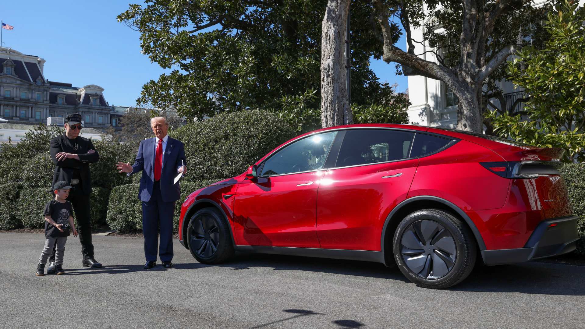 Trump Compra un Tesla y lo Recibe de Manos de Elon Musk en la Casa ...