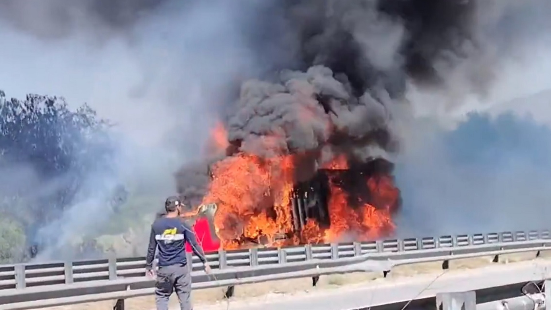 Incendio en Autopista Arco Norte Hoy: Explosión de Tráiler Desata Caos ...