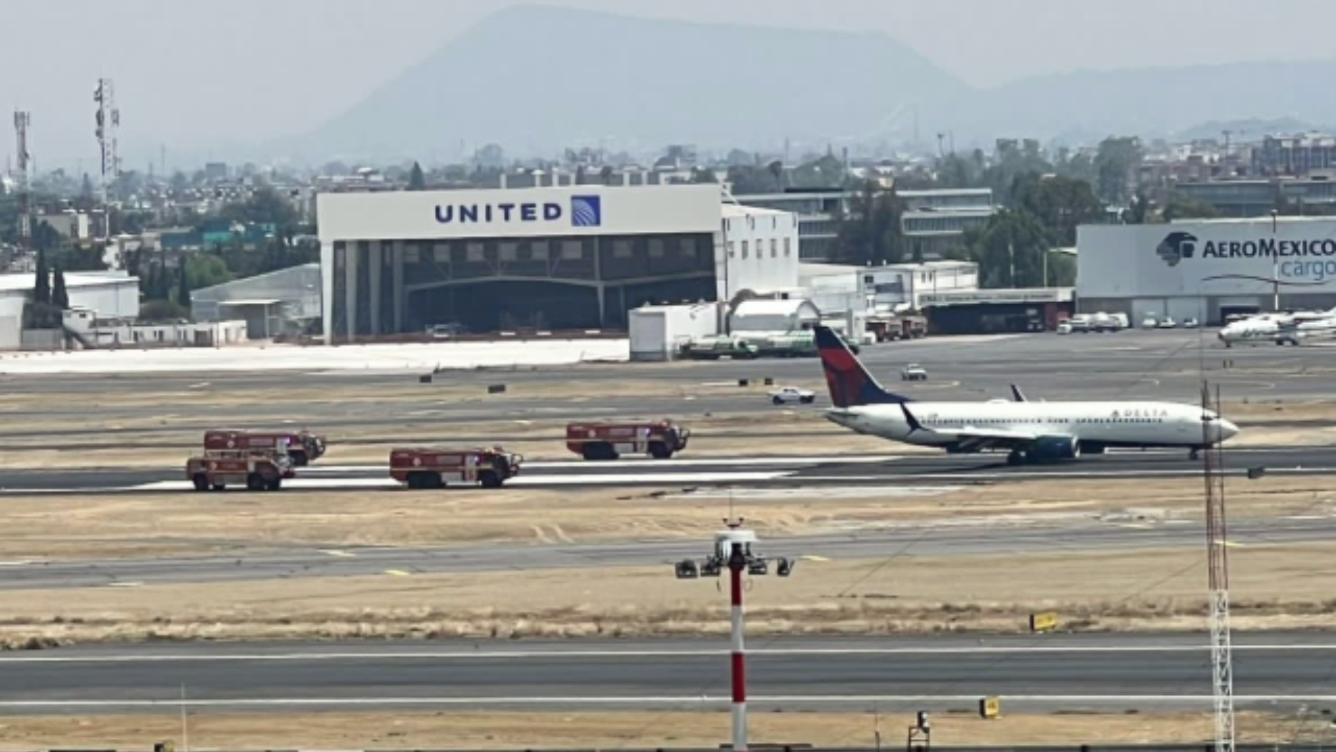 Avión Delta Airlines Aterriza de Emergencia en AICM por Falla de Presurización en la Cabina | N+