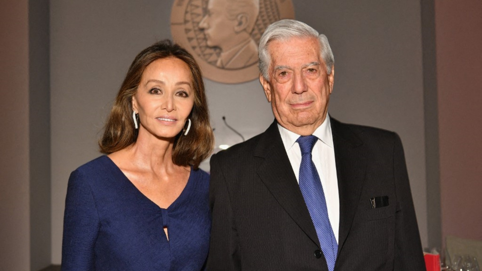 ¿Quién Es Isabel Preysler? Esta Es Su Historia de Amor con Mario Vargas ...