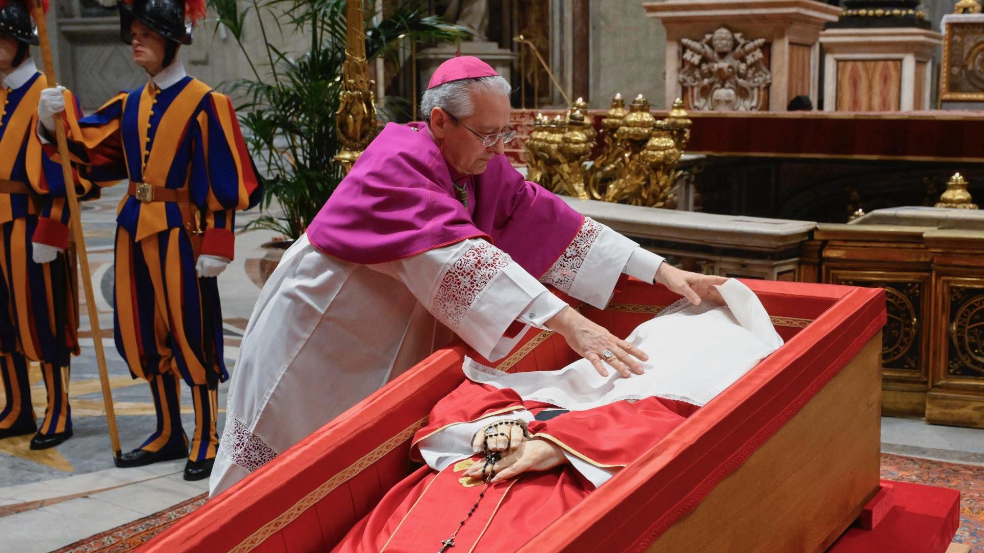 Realizan Cierre del Ataúd del Papa Francisco: Conoce el Significado de ...