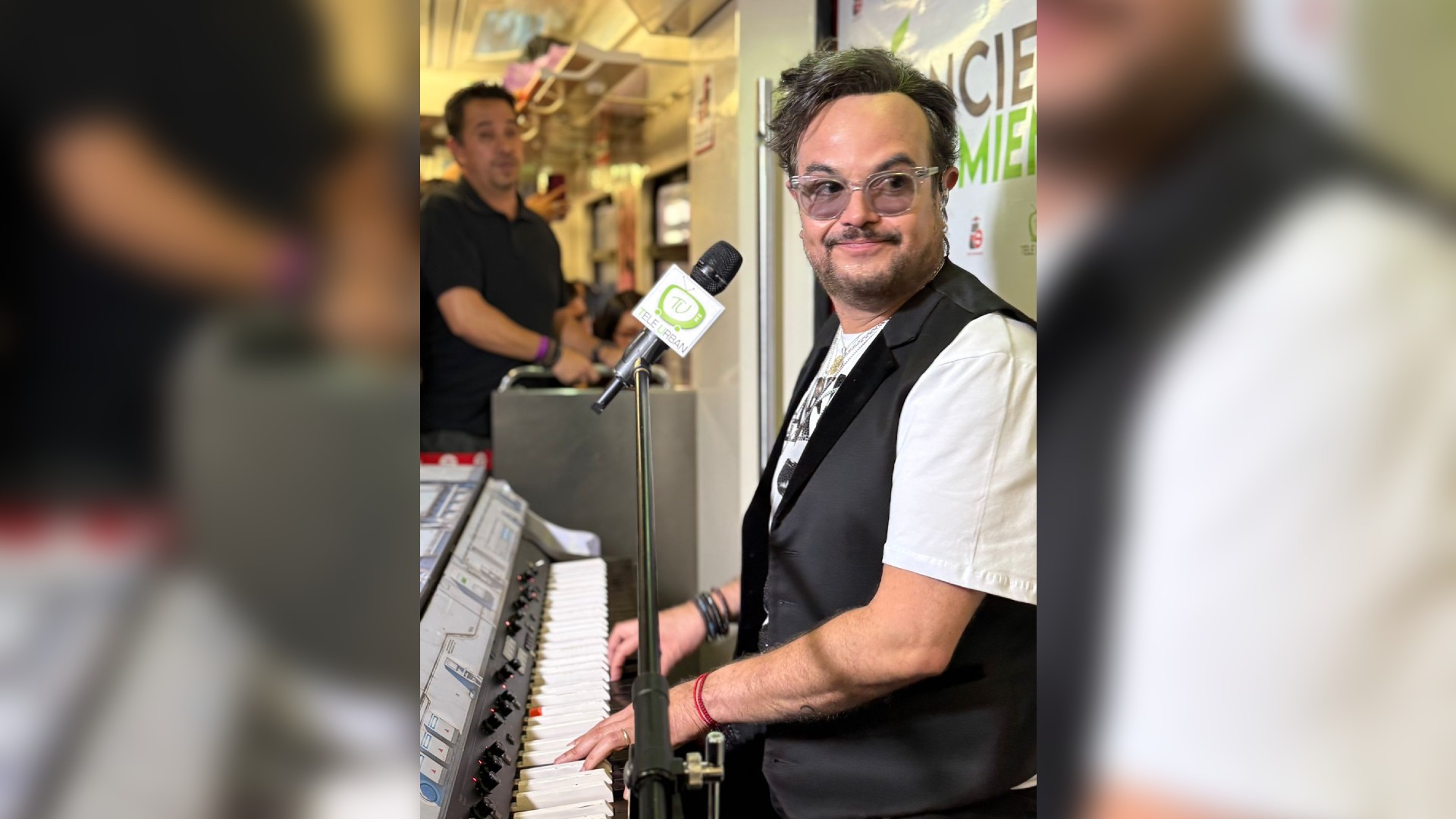 Aleks Syntek Festeja 35 años de Carrera Musical Viajando en el Tren ...